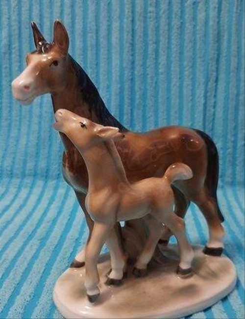 Статуэтка фарфоровая "Лошадь с жеребёнком"