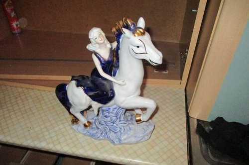Фарфоровая статуэтка "Дама на лошади"