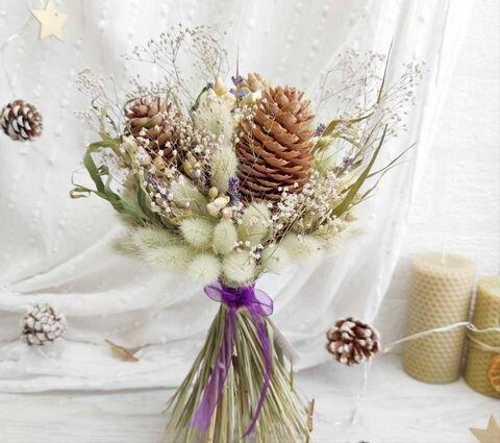 Букет из сухоцветов новогодний с еловыми шишками