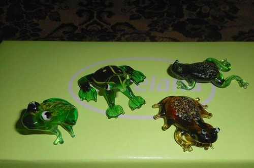 4 стеклянных коллекционных фигурки лягушек