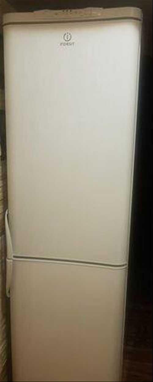 Холодильник двухкамерный Indesit C240G