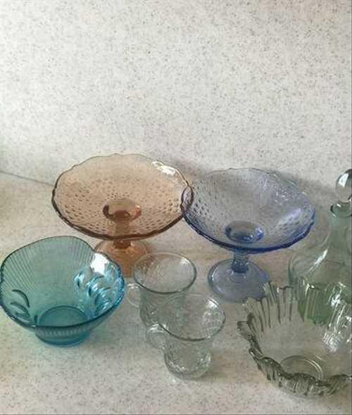 Цветное стекло, ваза на ножке, салатник, чашки, гр