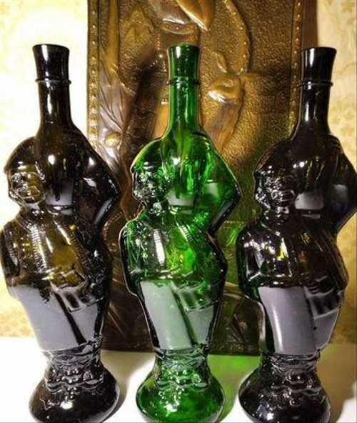 Бутылки цветного стекла из-под вина