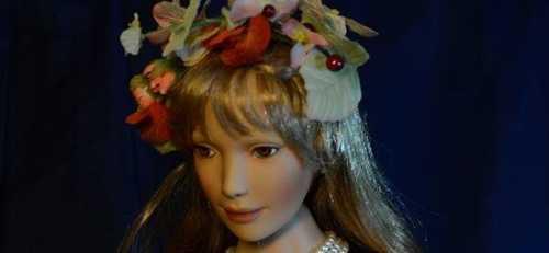 Коллекционная фарфоровая кукла «Флора»
