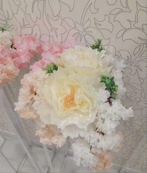 Свадебная арка со стойками, цветы