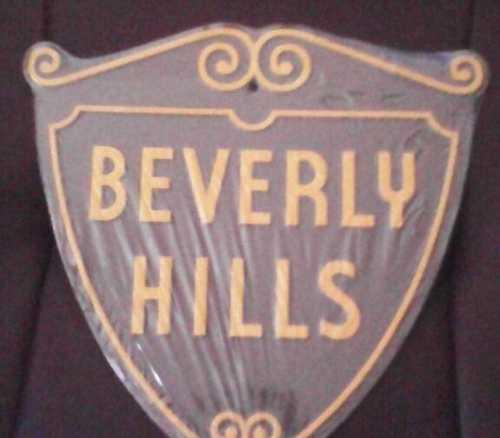 Beverly hills текст. Беверли Хиллз табличка. Беверли вывеска. Beverly Hills стикер. Песчаная 25 табличка.