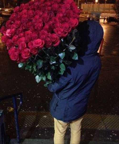 Розы 170. Девушка с большим букетом длинных роз. Длинные розы картинки. Мужчина с букетом высоких роз.