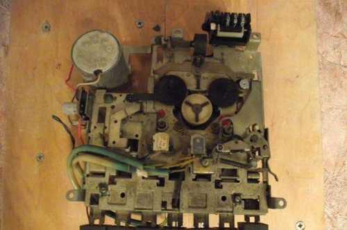 Лентопротяжные механизм для кассетного магнитофона
