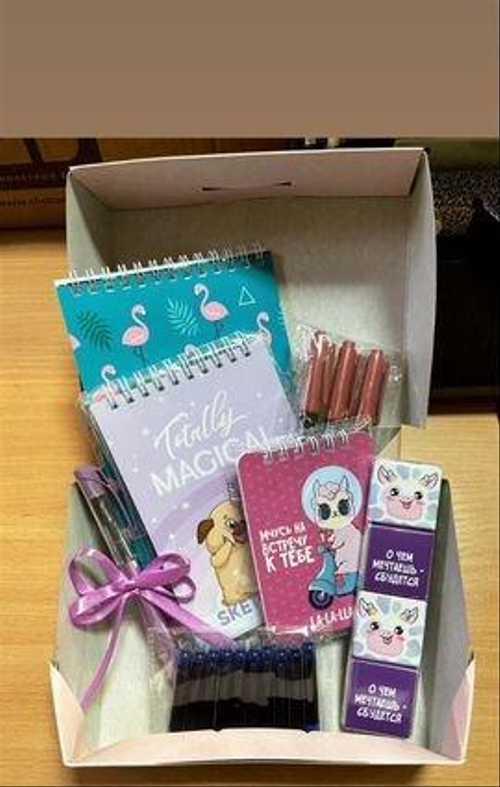 Подарочный набор с перьевой ручкой и картриджами