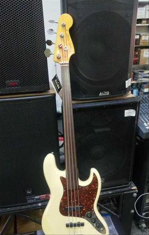 Бас гитара fender Jazz Bass безладовый Япония