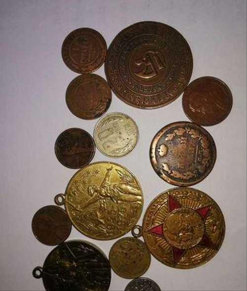 Разные монеты и советские значки