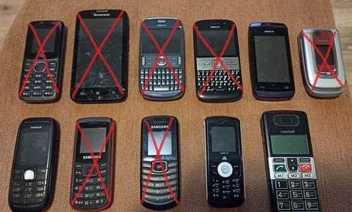 4 мобильных телефона в разном состоянии