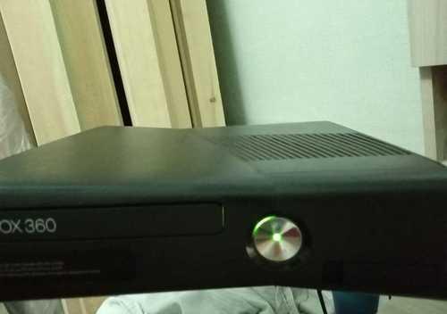 Продам Xbox 360 с переходником к монитору и 5тью и