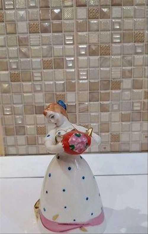 Фарфоровая статуэтка "Девушка с чайником"