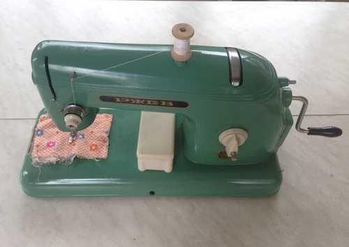Швейная машинка Ржев 1962. Швейная машина Ржев челнок. Швейная машина Ржев заправка нитки. Швейная машинка ржев