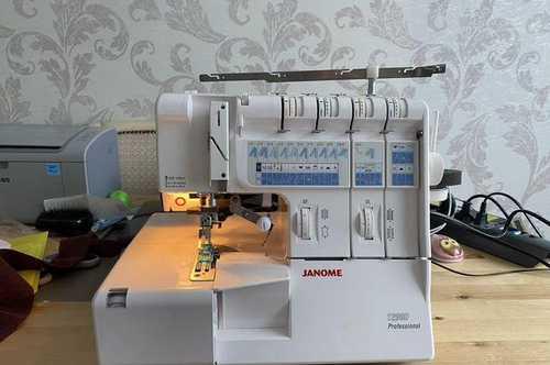 Коверлок Janome 1200D с верхним застилом