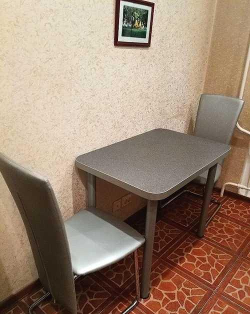 Продам кухонный стол и стулья