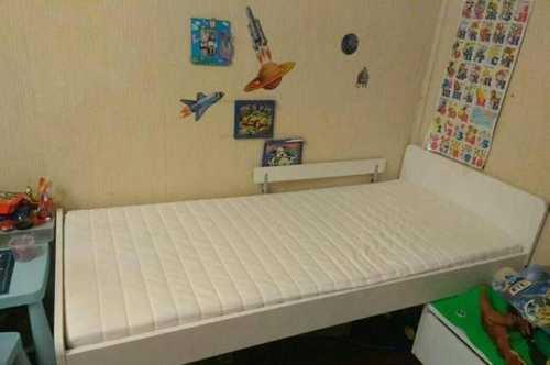Белая кровать IKEA с матрасом