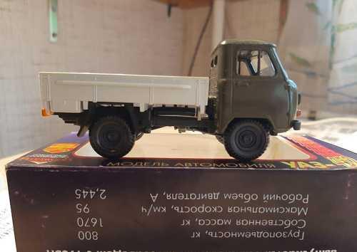 Машинка 1/43 УАЗ-452Д (Русская Миниатюра)