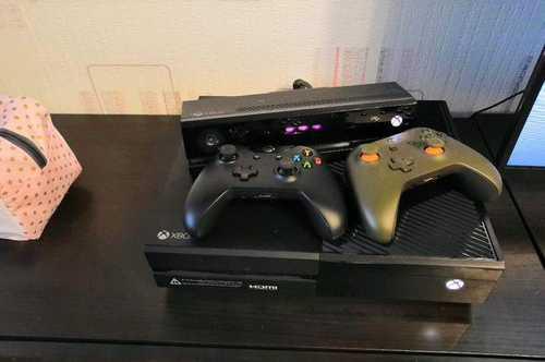 Xbox one 500гб.+ kinnect. + два джойстика. + игры