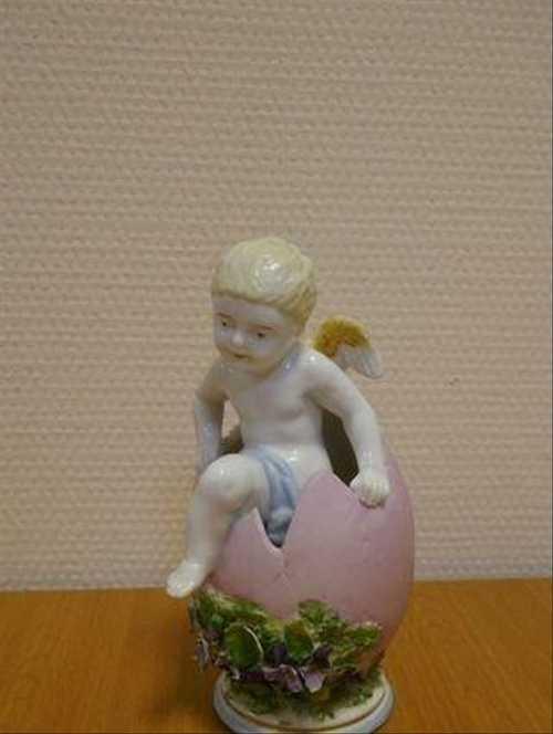 Фарфоровая статуэтка. Ангел в яйце. 17,5 см