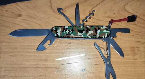 Нож швейцарский многофункциональный Victorinox