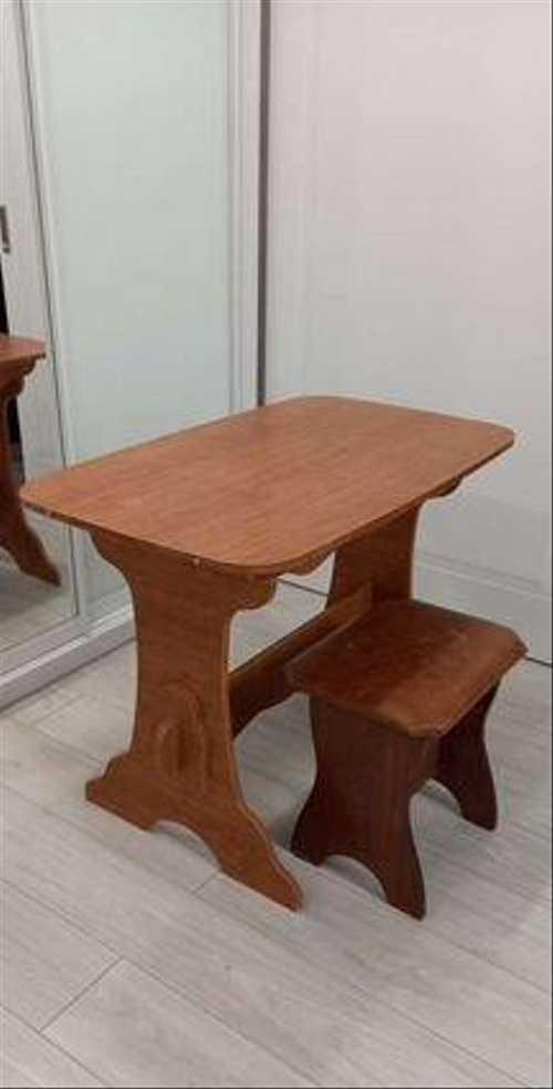 Деревянный кухонный стол со стульями