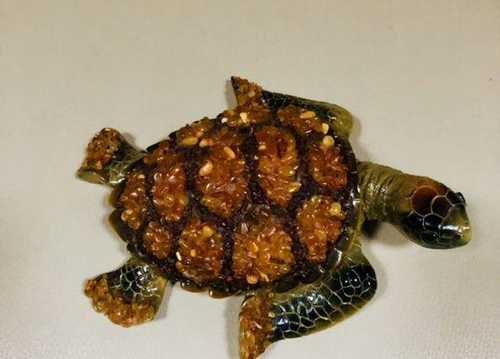 Фигурка черепахи с янтарём
