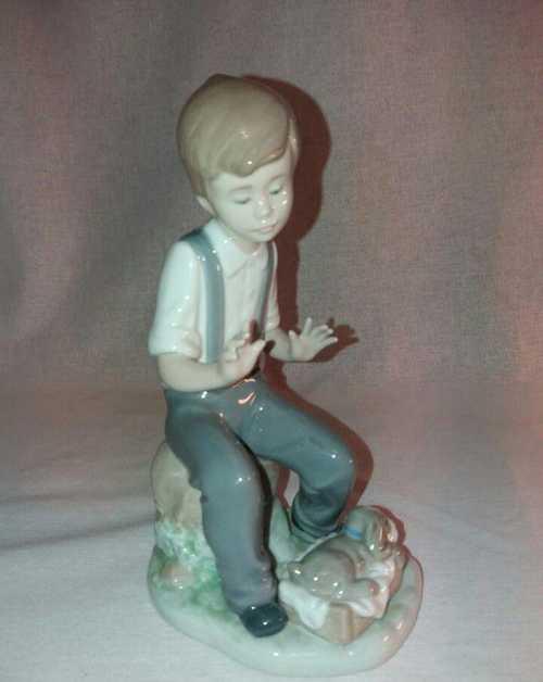 NAO by lladro. Статуэтка Мальчик со щенком