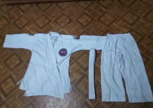 Кимоно с надписью на спине "Taekwon-do"