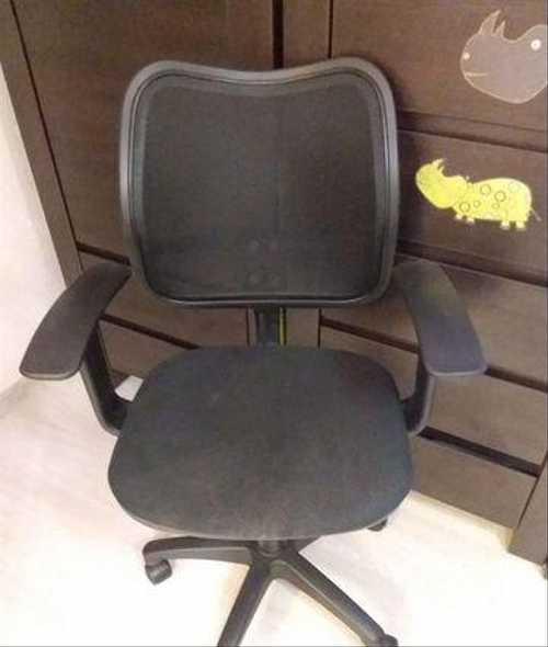 Офисное компьютерное кресло стул с подлокотниками