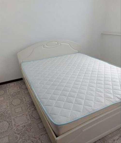 Кровать с поролоновым матрасом