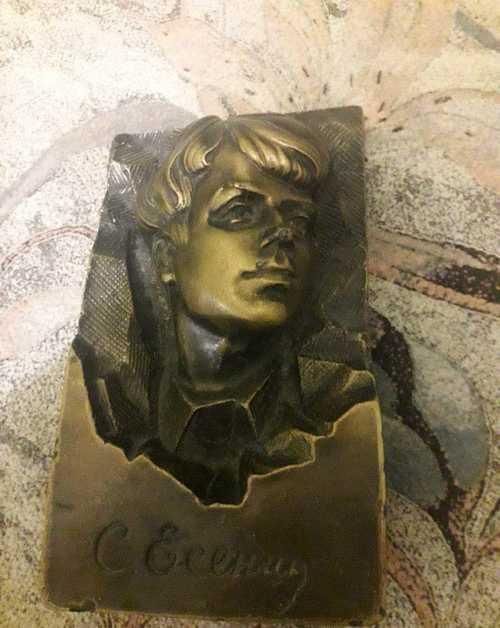 Барельеф С.Есенина
