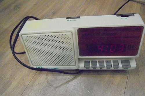 Электронные часы, будильник, FM-радио