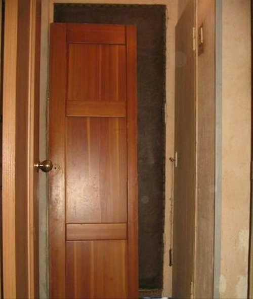 Входная филенчатая стандартная деревянная дверь