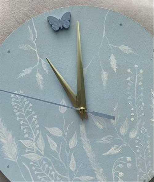 Часы настенные нежно голубые с белым узором
