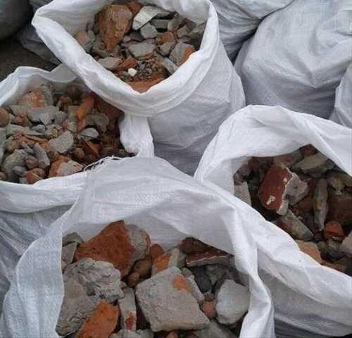 Бой кирпича в мешках