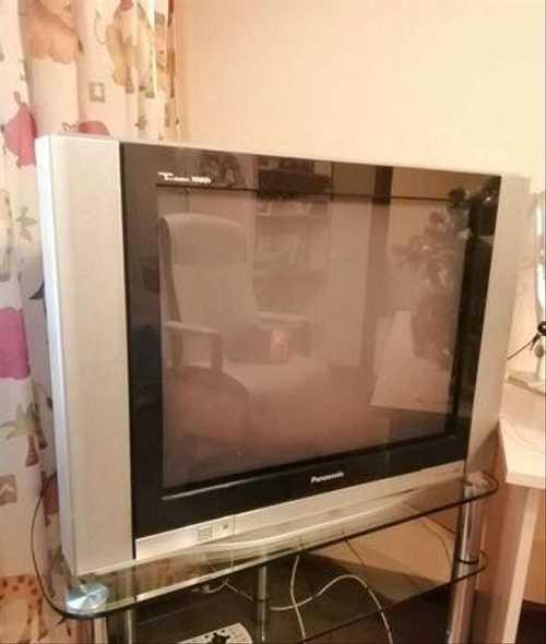 Телевизор Panasonic и стеклянная тумба