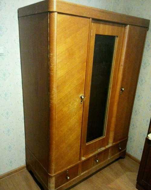 Старинный шкаф шифоньер под одежду