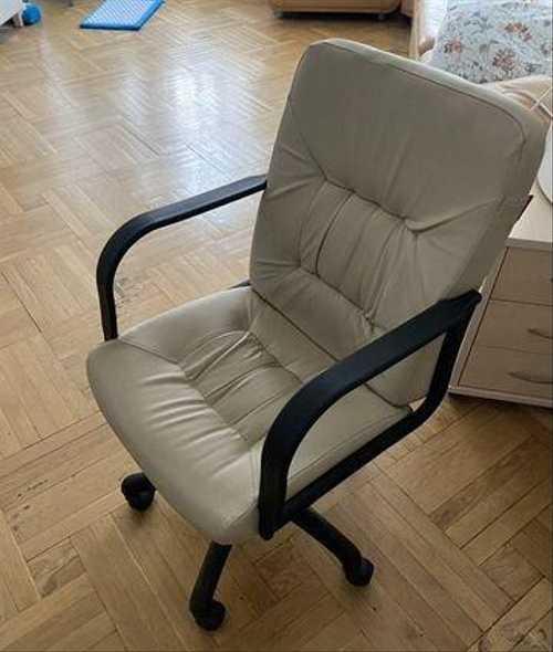 Кожанное кресло офисное стул