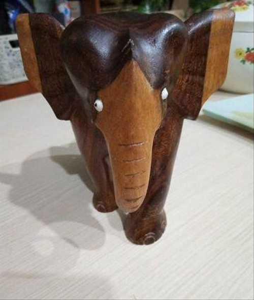Деревянная фигура слона
