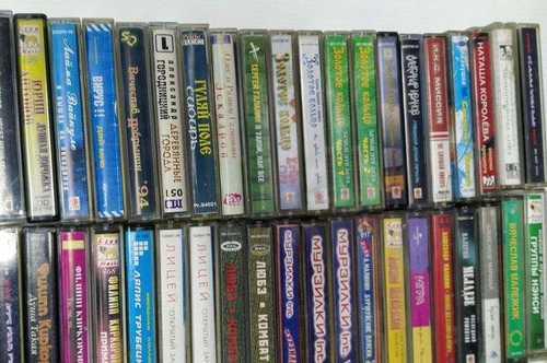 Аудиокассеты с записями в ассортименте
