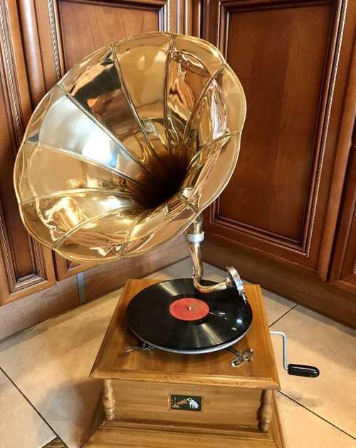 Граммофон His master’s voice с пластинками