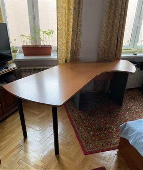 Большой письменныц стол