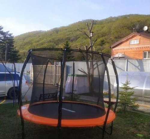 Батут с защитной сеткой