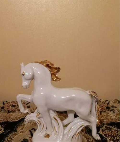 Белый конь златогривый
