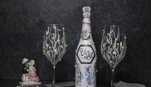 Свадебные бокалы и бутылка