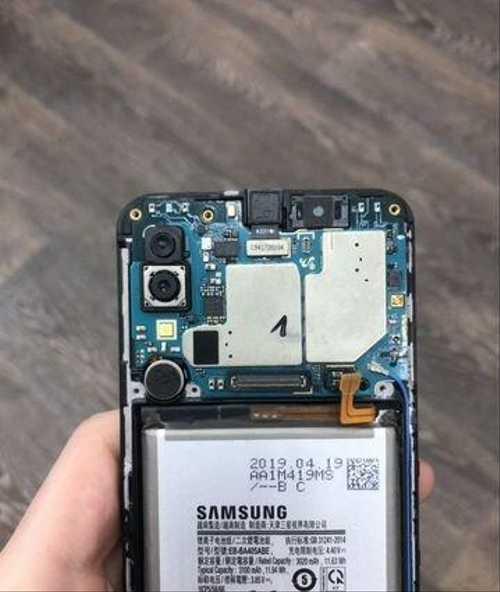 Телефон Samsung A40 на запчасти
