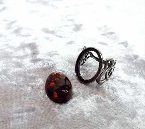 Серебряное кольцо с янтарным камнем