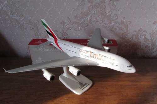 Модель самолета Emirates А 340-500